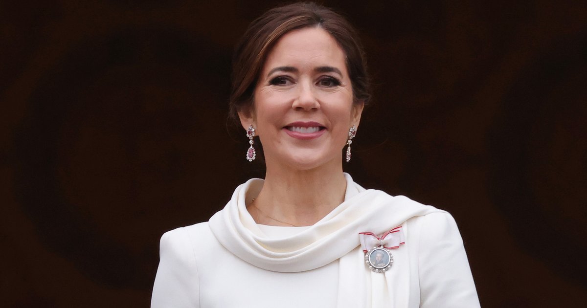 The real meaning behind Queen Mary's proclamation dress. - TrendRadars The real meaning behind Queen Mary's proclamation dress. - TrendRadars